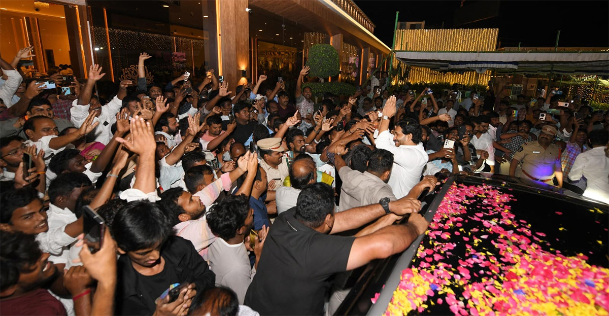 వివాహ వేడుకకు వైఎస్ జగన్‌.. పోటెత్తిన అభిమాన సంద్రం | YS Jagan Attends ...