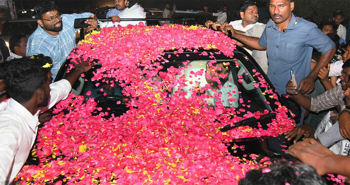 వివాహ వేడుకకు వైఎస్ జగన్‌.. పోటెత్తిన అభిమాన సంద్రం | YS Jagan Attends ...