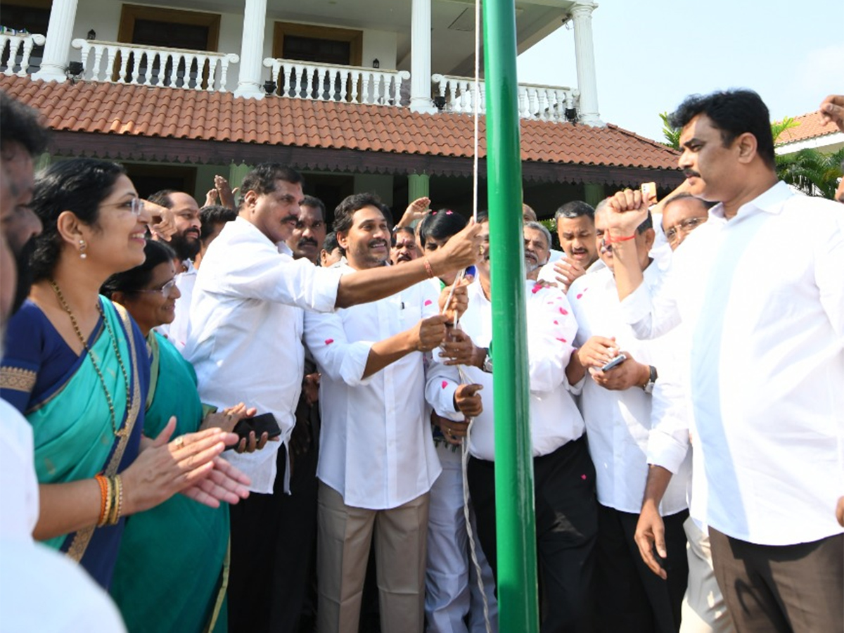 YSRCP అంటే వాయిస్‌ ఆఫ్‌ వాయిస్‌లెస్‌.. పార్టీ ఆవిర్భావ వేడుకల్లో వైఎస్ ...