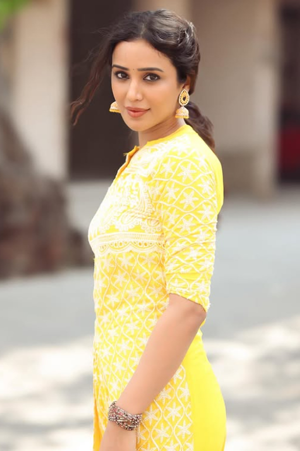 అందాలతో తెగ అట్రాక్ట్ చేస్తున్న అనైరా గుప్తా ఫోటోలు.. లుక్స్‌తో రచ్చ ...