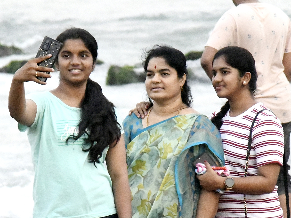 విశాఖపట్నం : సాగరతీరంలో..సరదాగా.. (ఫొటోలు) | visakhapatnam rk beach ...