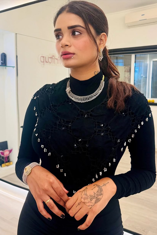 ఐటం సాంగ్‌తో బాలీవుడ్‌లో ఎంట్రీ ఇచ్చిన శ్రేయస్‌ అయ్యర్‌ సోదరి (ఫోటోలు ...