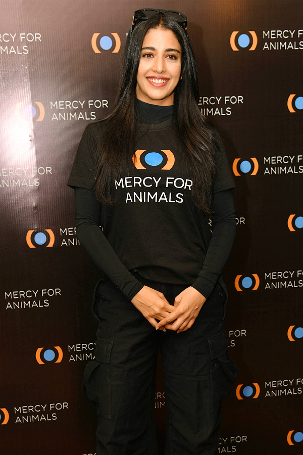 మెర్సీ ఫర్‌ యానిమల్స్‌ క్యాంపెయిన్‌లో దక్ష నగార్కర్‌ (ఫోటోలు) | Zombie ...