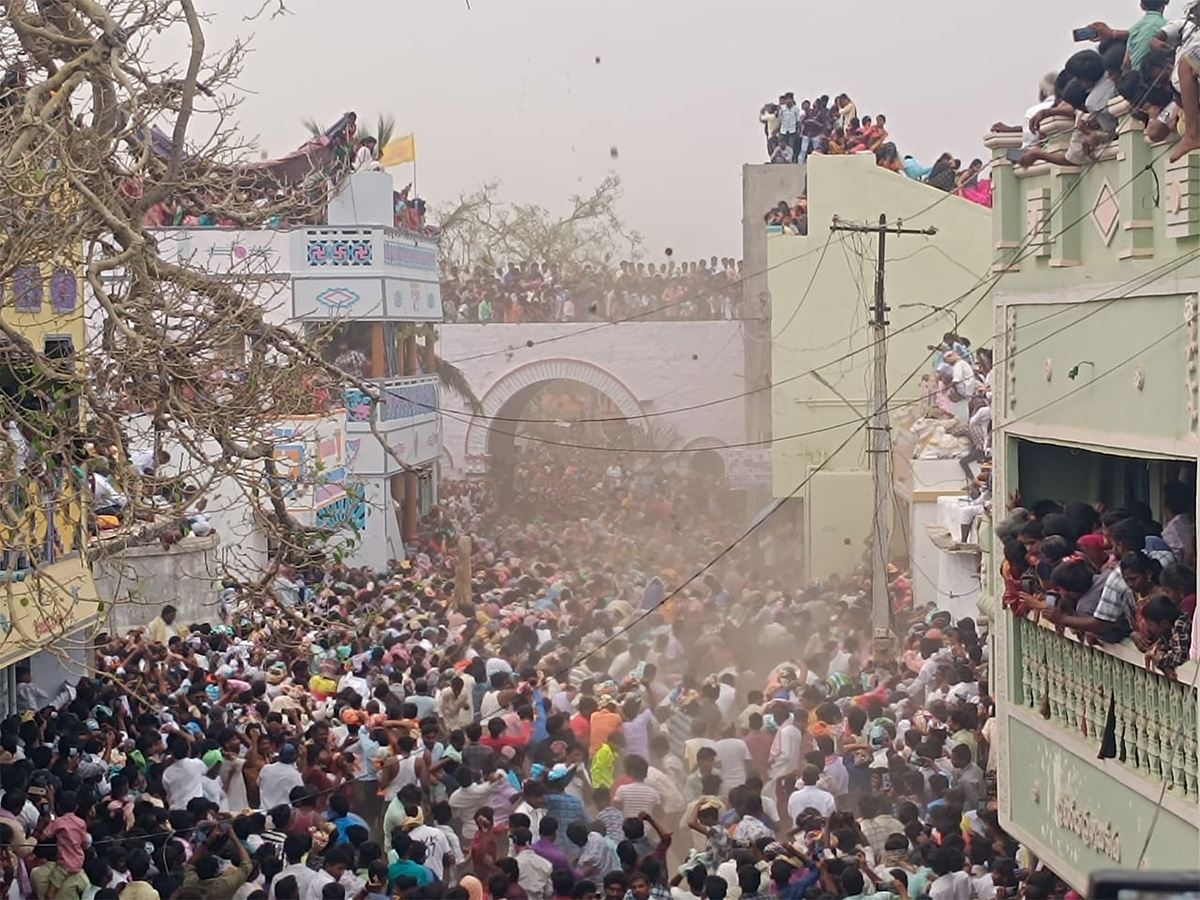 నంద్యాల : ప్రేమ కోసం పిడకల యుద్ధం..ప్రేమదే విజయం (ఫొటోలు) | Kurnool ...