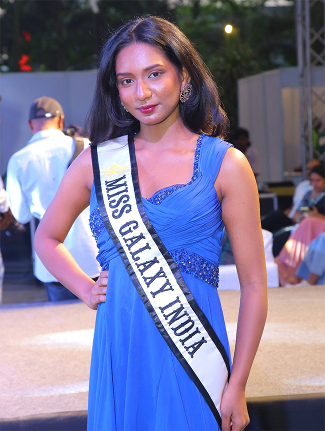 వయ్యారాల నడకలతో కనువిందు చేసిన బ్యూటిఫుల్‌ ఉమెన్స్ (ఫొటోలు) | Miss and ...