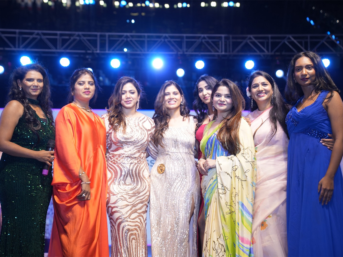 వయ్యారాల నడకలతో కనువిందు చేసిన బ్యూటిఫుల్‌ ఉమెన్స్ (ఫొటోలు) | Miss and ...