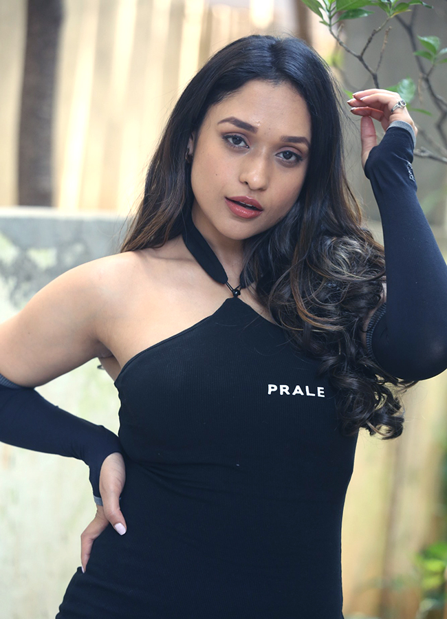 'సోదరా' మూవీ హీరోయిన్ ఆరతి గుప్తా (ఫొటోలు) | Sampoornesh Babu Sodara ...