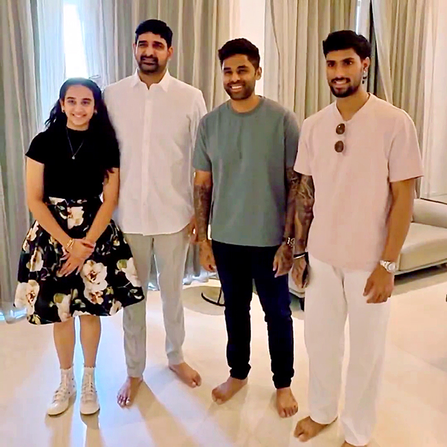 క్రికెటర్లు సూర్యకుమార్ యాదవ్, తిలక్ వర్మలతో బీఆర్ఎస్ ఎమ్మెల్యే ...