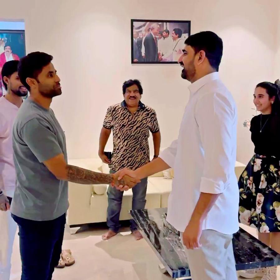 క్రికెటర్లు సూర్యకుమార్ యాదవ్, తిలక్ వర్మలతో బీఆర్ఎస్ ఎమ్మెల్యే ...