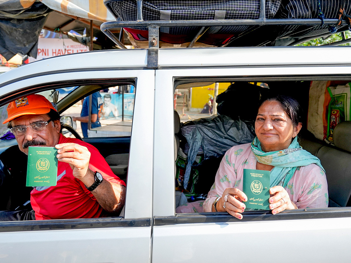 కన్నీటి సుడుల నడమ.. బాధాతృప్త హృదయాలతో వీడుతూ. సరిహద్దులో భావోద్వేగ ...