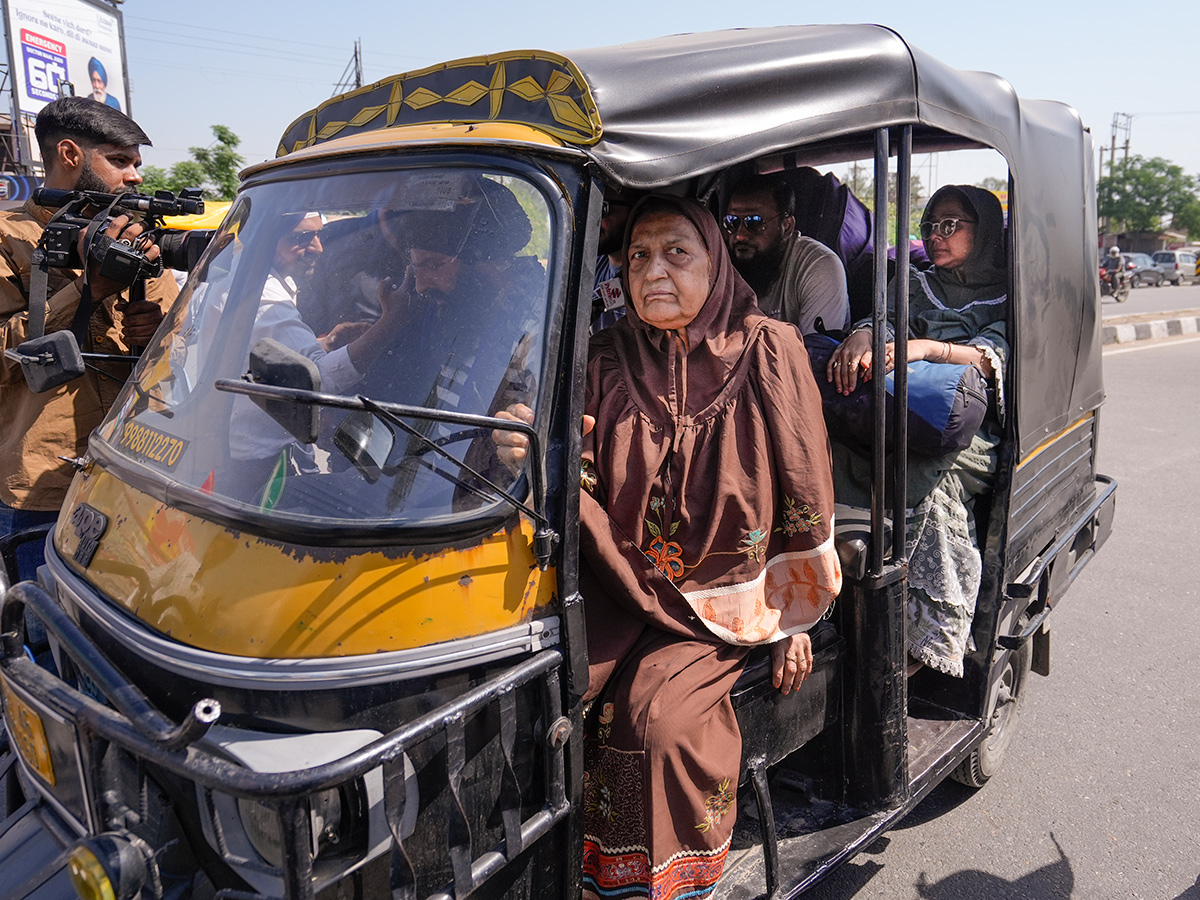 కన్నీటి సుడుల నడమ.. బాధాతృప్త హృదయాలతో వీడుతూ. సరిహద్దులో భావోద్వేగ ...