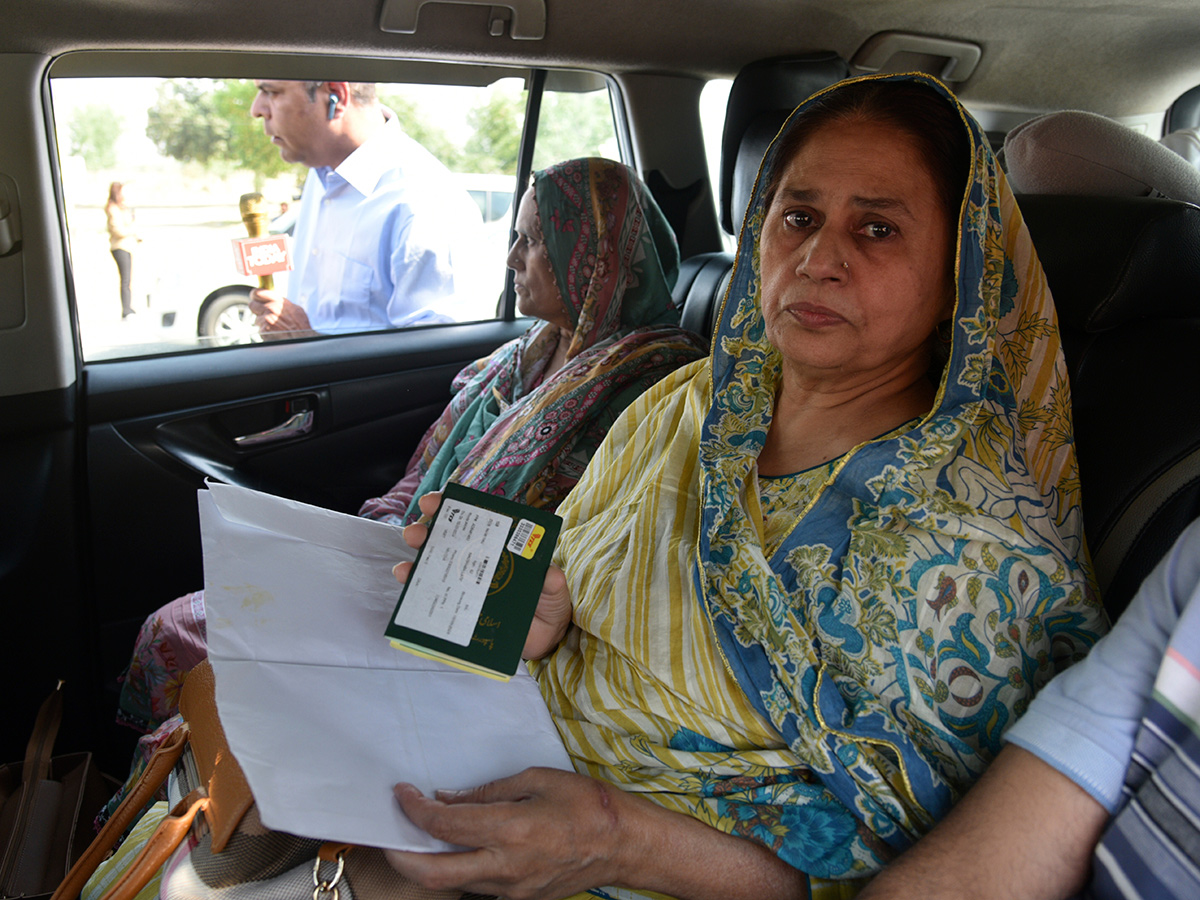 కన్నీటి సుడుల నడమ.. బాధాతృప్త హృదయాలతో వీడుతూ. సరిహద్దులో భావోద్వేగ ...