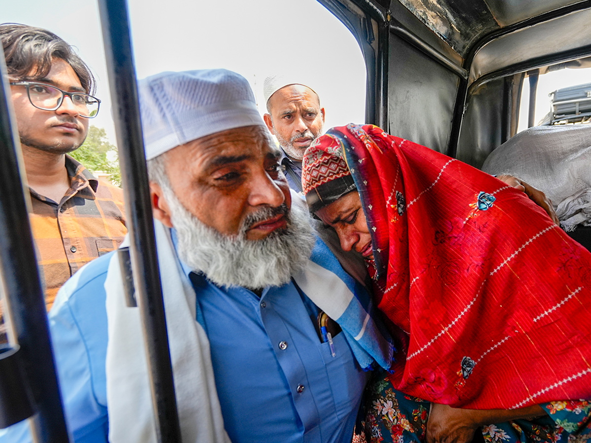 కన్నీటి సుడుల నడమ.. బాధాతృప్త హృదయాలతో వీడుతూ. సరిహద్దులో భావోద్వేగ ...