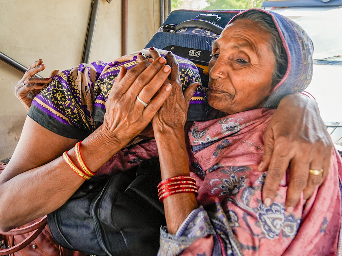 కన్నీటి సుడుల నడమ.. బాధాతృప్త హృదయాలతో వీడుతూ. సరిహద్దులో భావోద్వేగ ...