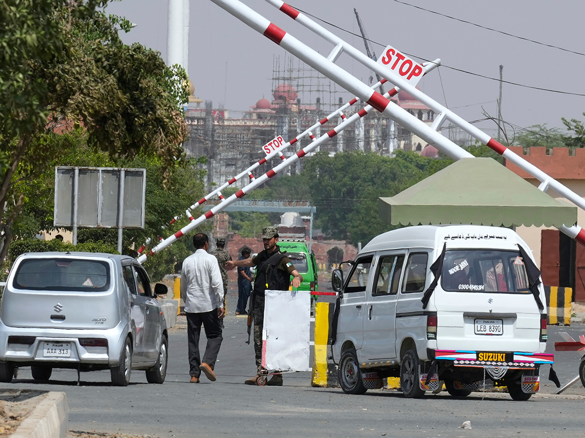 కన్నీటి సుడుల నడమ.. బాధాతృప్త హృదయాలతో వీడుతూ. సరిహద్దులో భావోద్వేగ ...