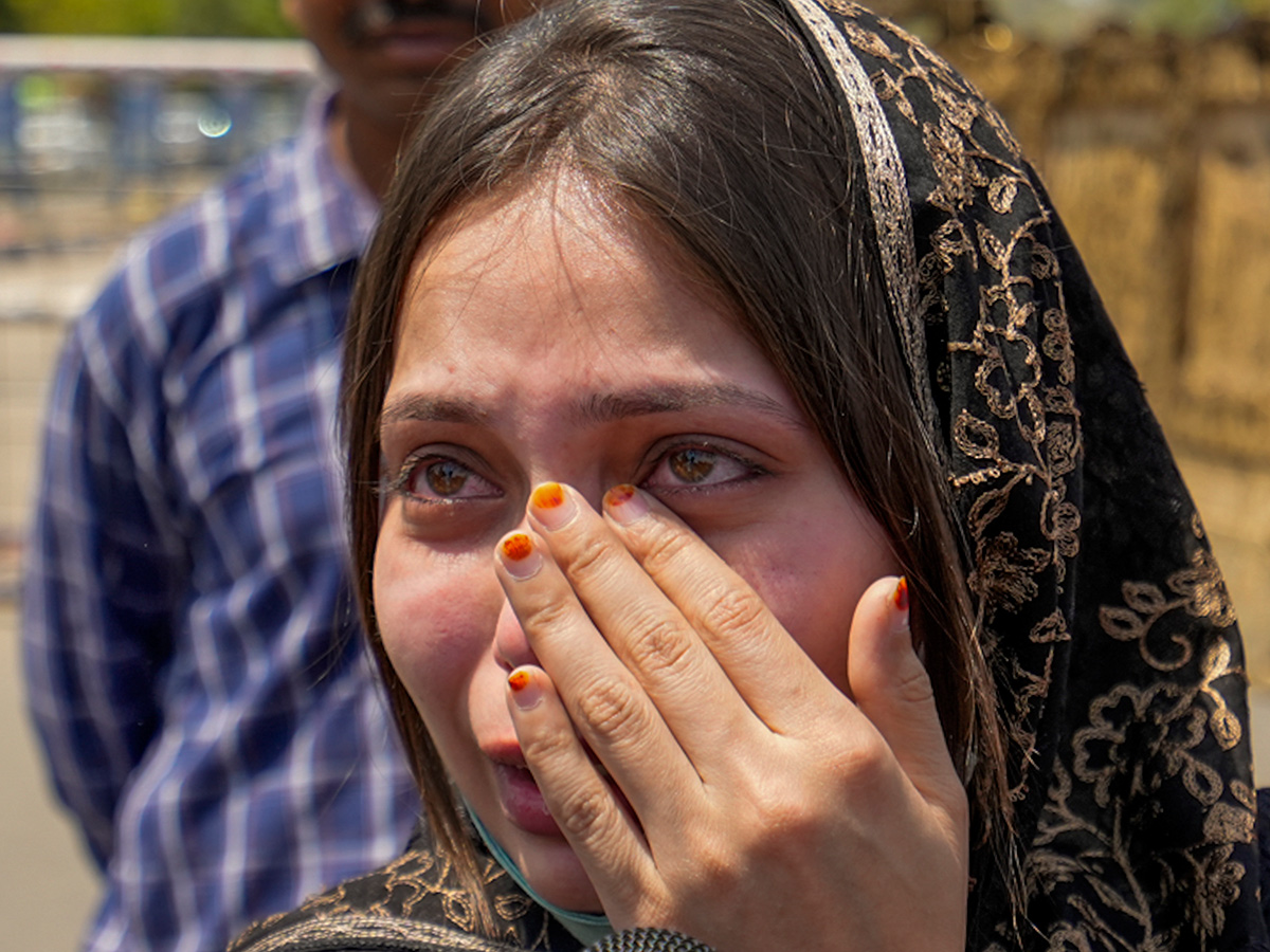 కన్నీటి సుడుల నడమ.. బాధాతృప్త హృదయాలతో వీడుతూ. సరిహద్దులో భావోద్వేగ ...