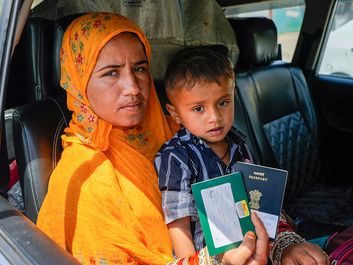 కన్నీటి సుడుల నడమ.. బాధాతృప్త హృదయాలతో వీడుతూ. సరిహద్దులో భావోద్వేగ ...