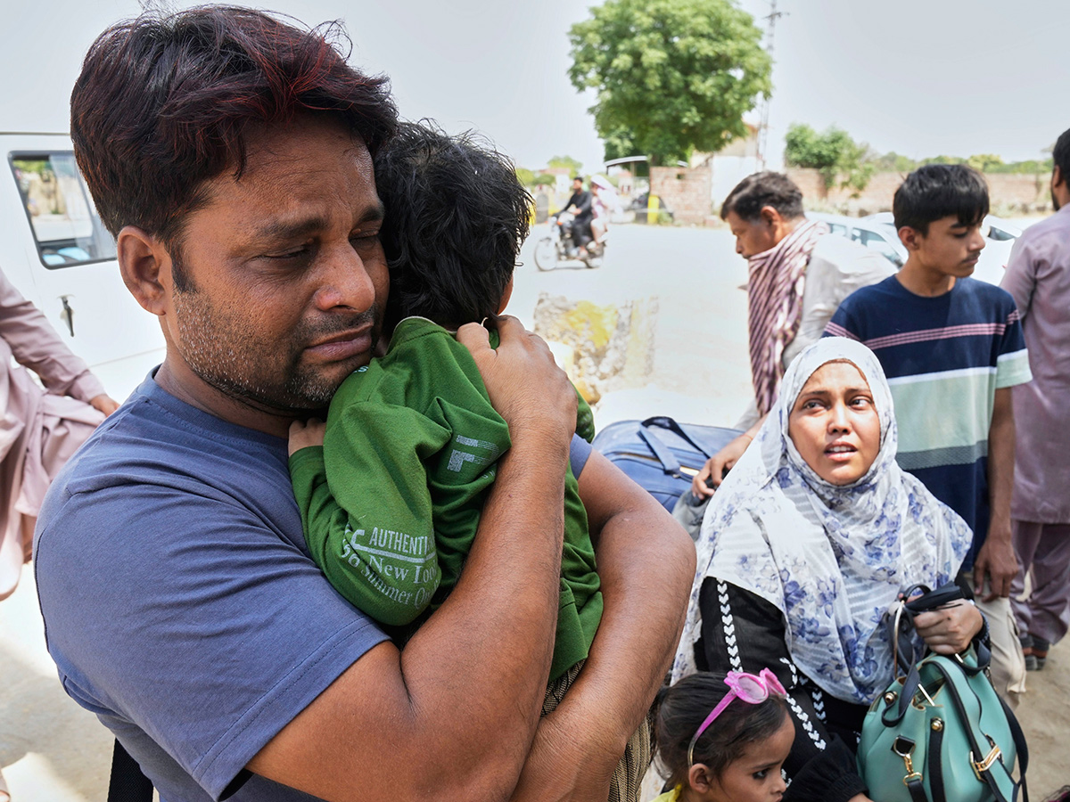 కన్నీటి సుడుల నడమ.. బాధాతృప్త హృదయాలతో వీడుతూ. సరిహద్దులో భావోద్వేగ ...