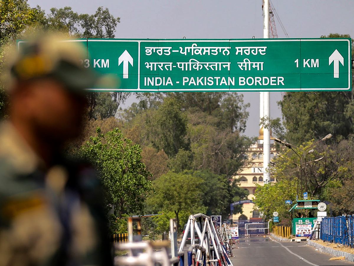 కన్నీటి సుడుల నడమ.. బాధాతృప్త హృదయాలతో వీడుతూ. సరిహద్దులో భావోద్వేగ ...