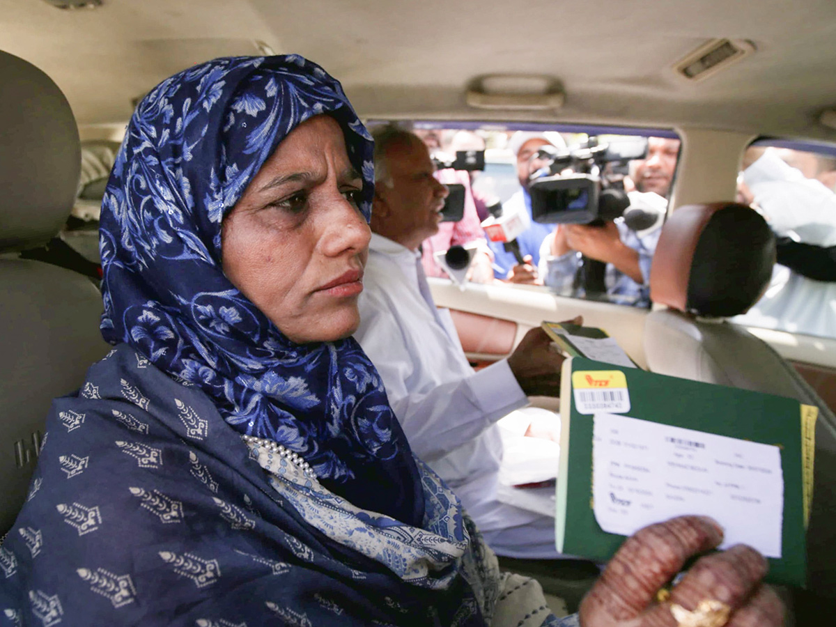 కన్నీటి సుడుల నడమ.. బాధాతృప్త హృదయాలతో వీడుతూ. సరిహద్దులో భావోద్వేగ ...