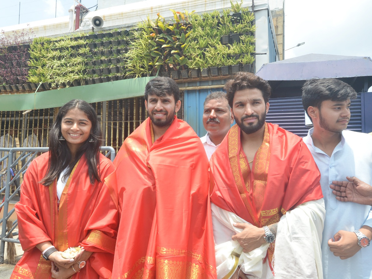 శ్రేయాంకతో కలిసి తిరుమల శ్రీవారిని దర్శించుకున్న ఆర్సీబీ కెప్టెన్ ...