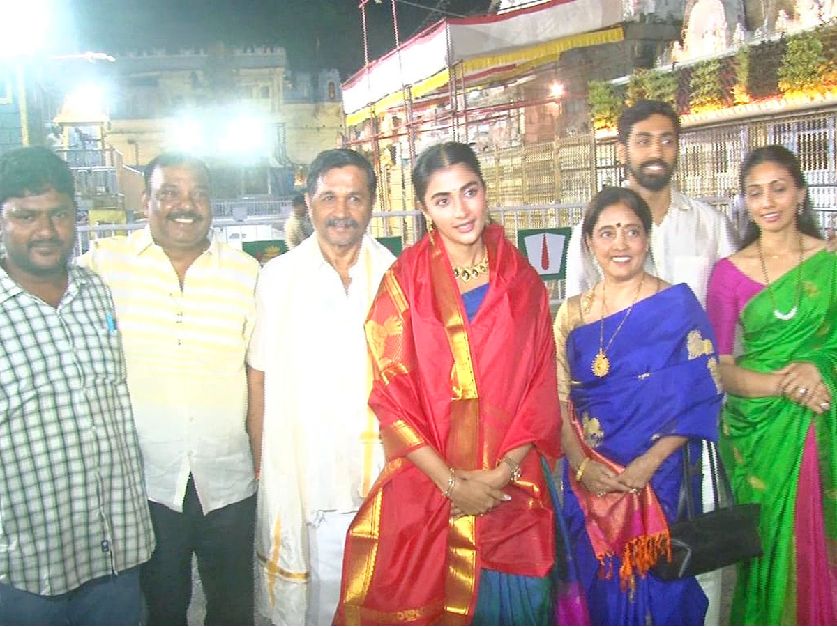 కుటుంబ సభ్యులతో తిరుమల శ్రీవారిని దర్శించుకున్న హీరోయిన్‌ పూజా హెగ్డే ...
