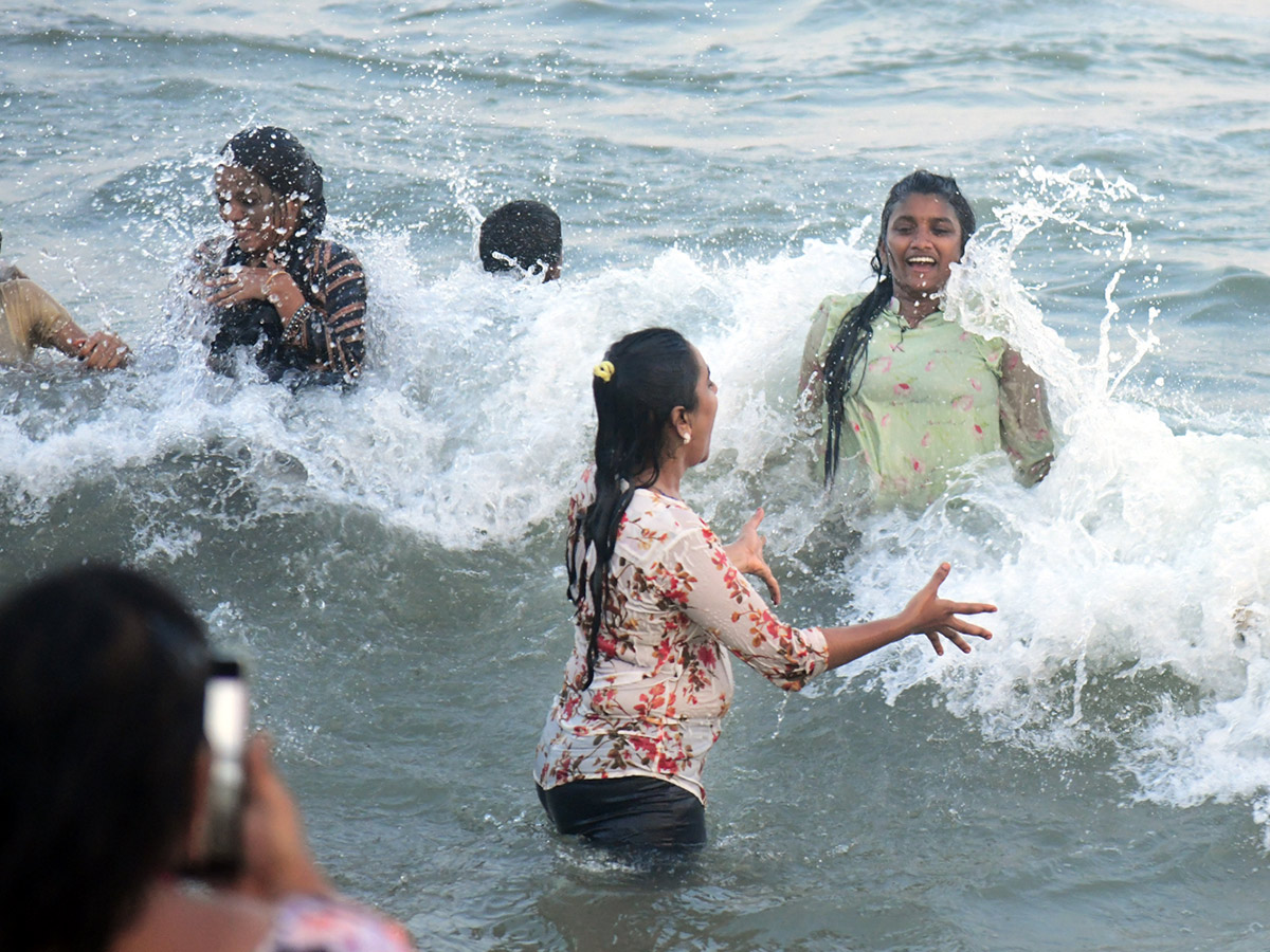 విశాఖపట్నం : ఆర్కే బీచ్‌లో సందర్శకుల సందడే సందడి (ఫొటోలు) | A Bustling ...