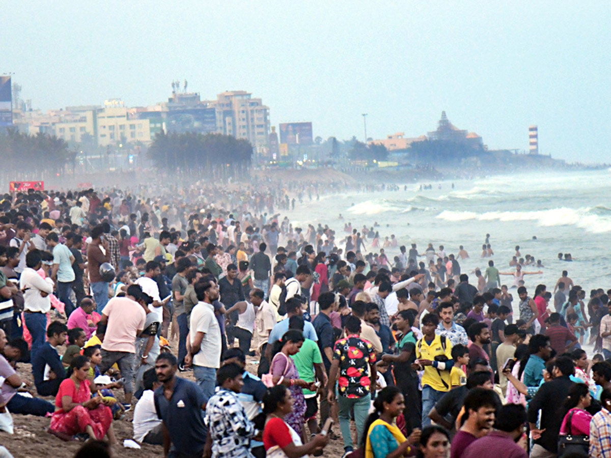 విశాఖపట్నం : ఆర్కే బీచ్‌లో సందర్శకుల సందడే సందడి (ఫొటోలు) | A Bustling ...