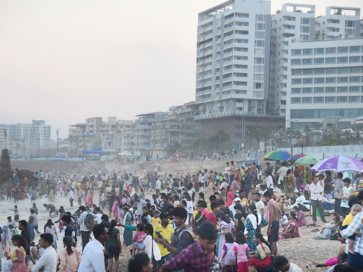 విశాఖపట్నం : ఆర్కే బీచ్‌లో సందర్శకుల సందడే సందడి (ఫొటోలు) | A Bustling ...