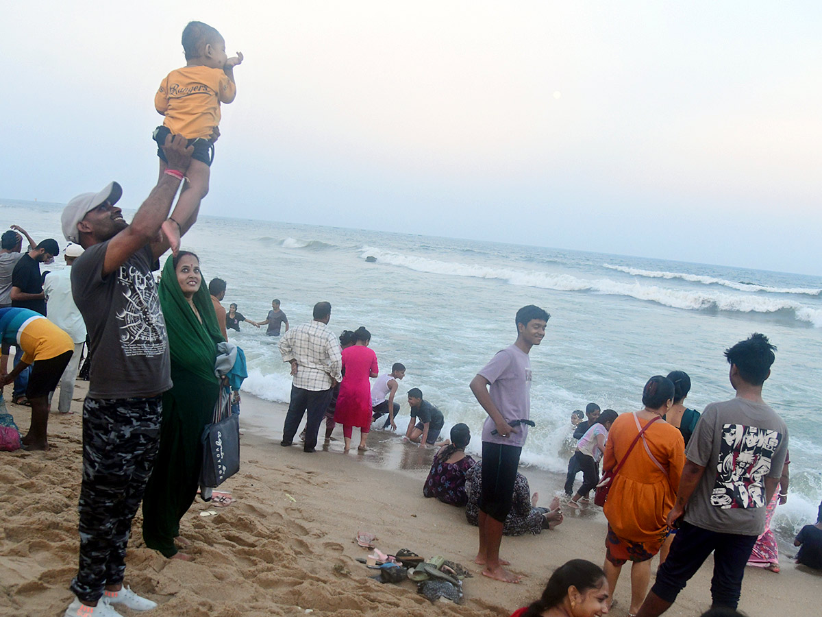 విశాఖపట్నం : ఆర్కే బీచ్‌లో సందర్శకుల సందడే సందడి (ఫొటోలు) | A Bustling ...