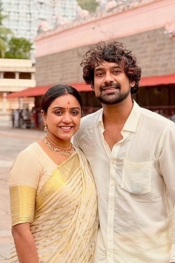 శ్రీవారితో కలిసి 14 కిలోమీటర్ల గిరిప్రదక్షిణచేసిన నటి వితికా షేరు ...