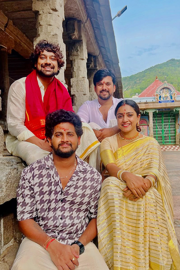 శ్రీవారితో కలిసి 14 కిలోమీటర్ల గిరిప్రదక్షిణచేసిన నటి వితికా షేరు ...