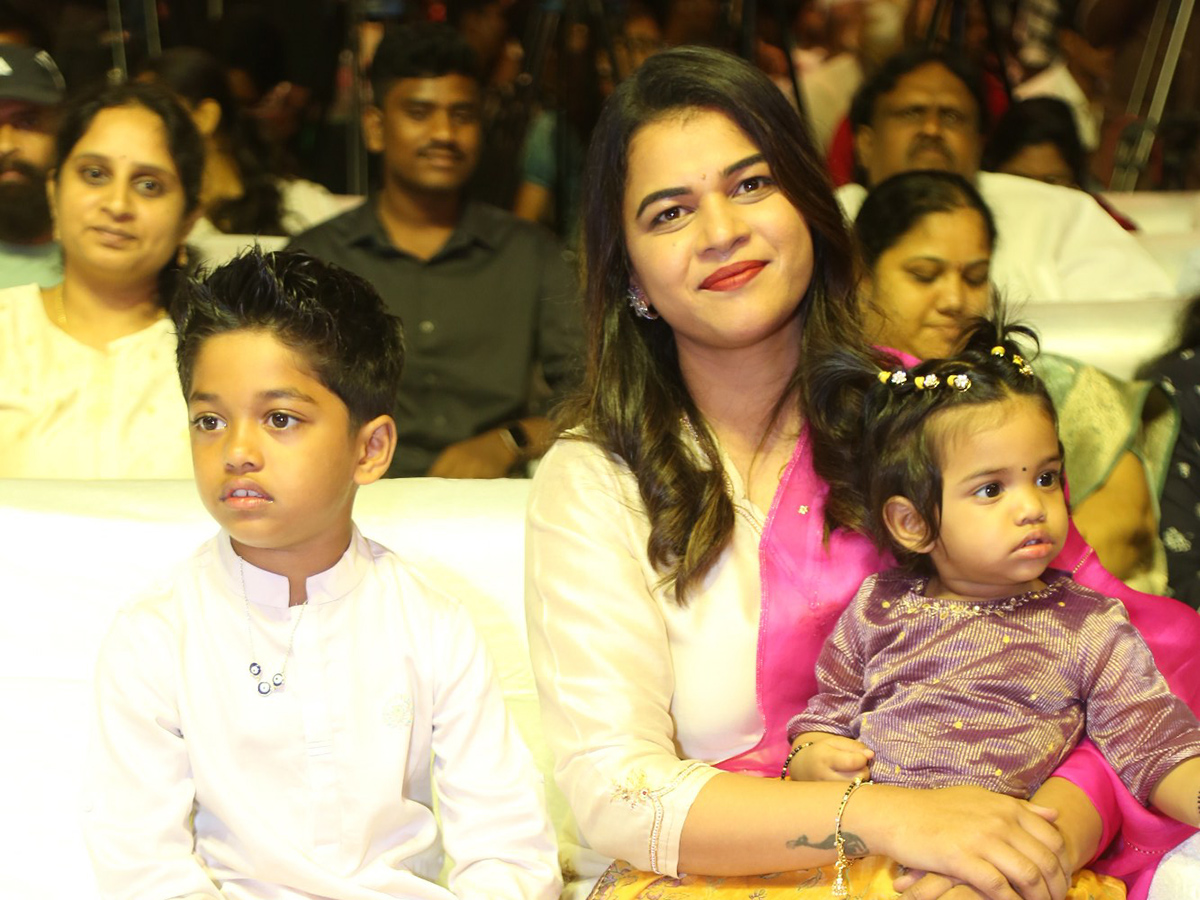 'భైరవం' ప్రీ రిలీజ్ లో ఫ్యామిలీ తో సందడి చేసిన మంచు మనోజ్ (ఫొటోలు ...