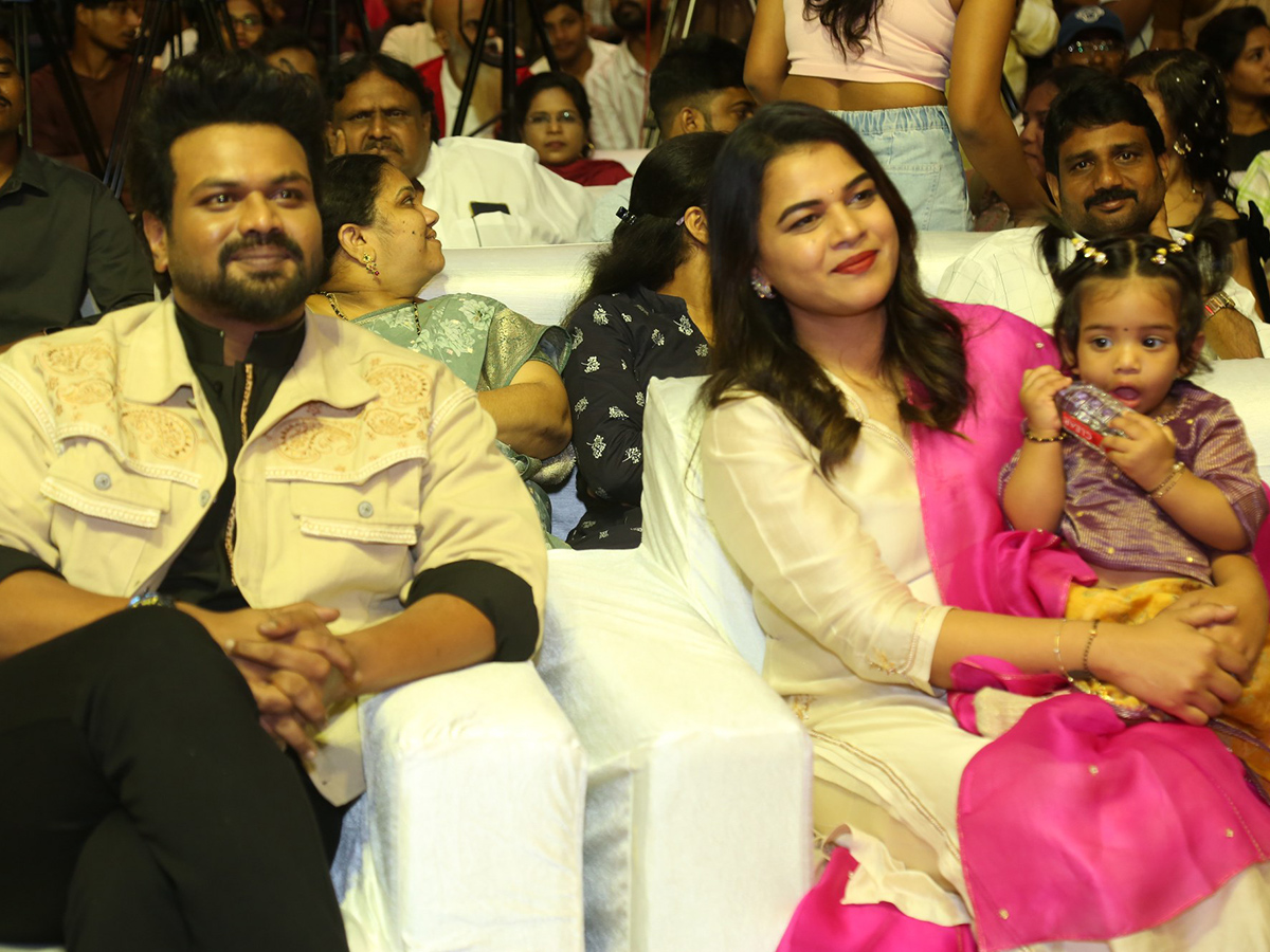 'భైరవం' ప్రీ రిలీజ్ లో ఫ్యామిలీ తో సందడి చేసిన మంచు మనోజ్ (ఫొటోలు ...