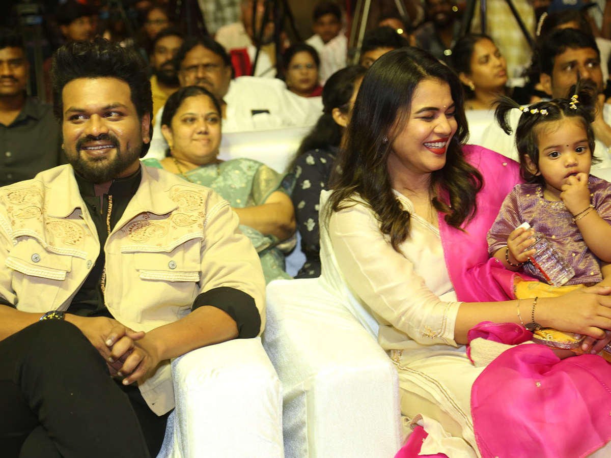 'భైరవం' ప్రీ రిలీజ్ లో ఫ్యామిలీ తో సందడి చేసిన మంచు మనోజ్ (ఫొటోలు ...