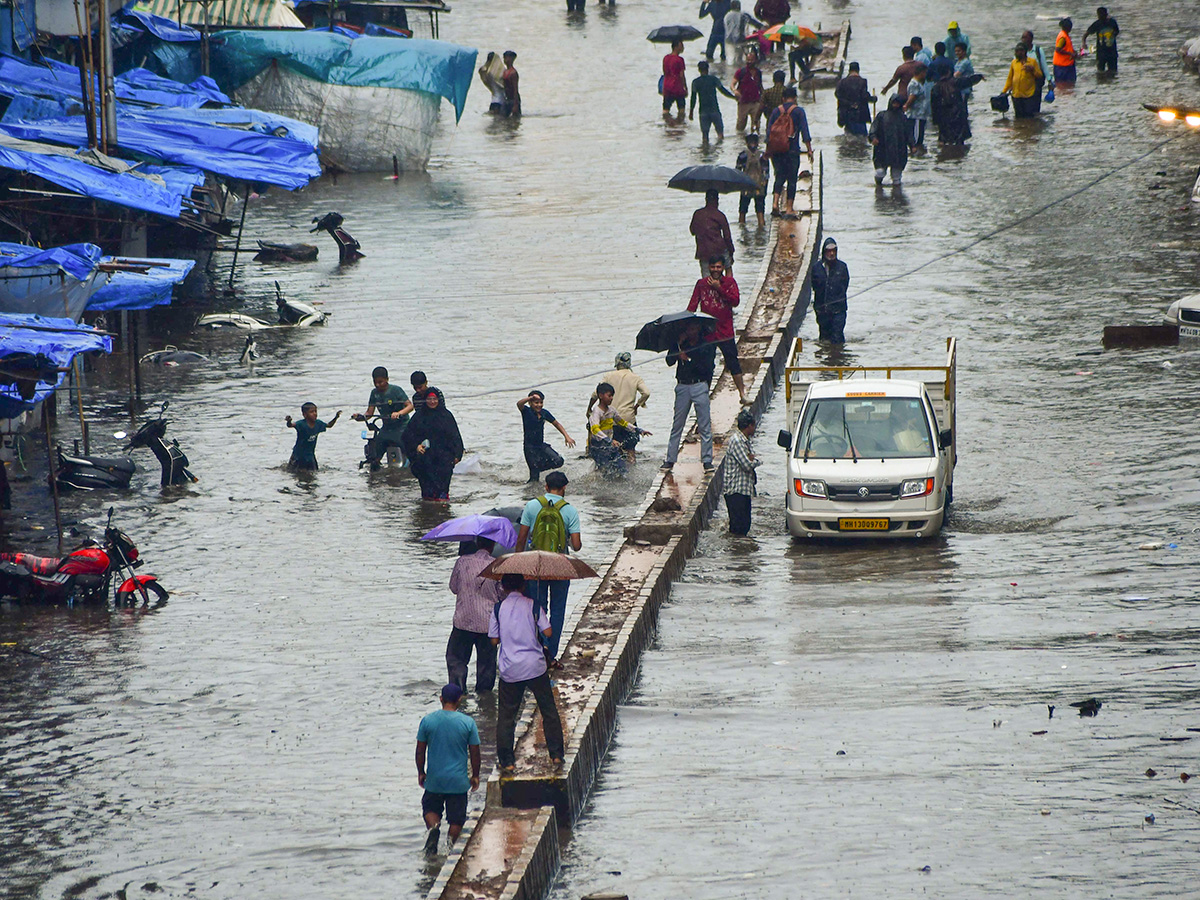 ముంబై అతలాకుతలం.. నీటిలో మహా నగరం (ఫొటోలు) | Severe Waterlogging On ...