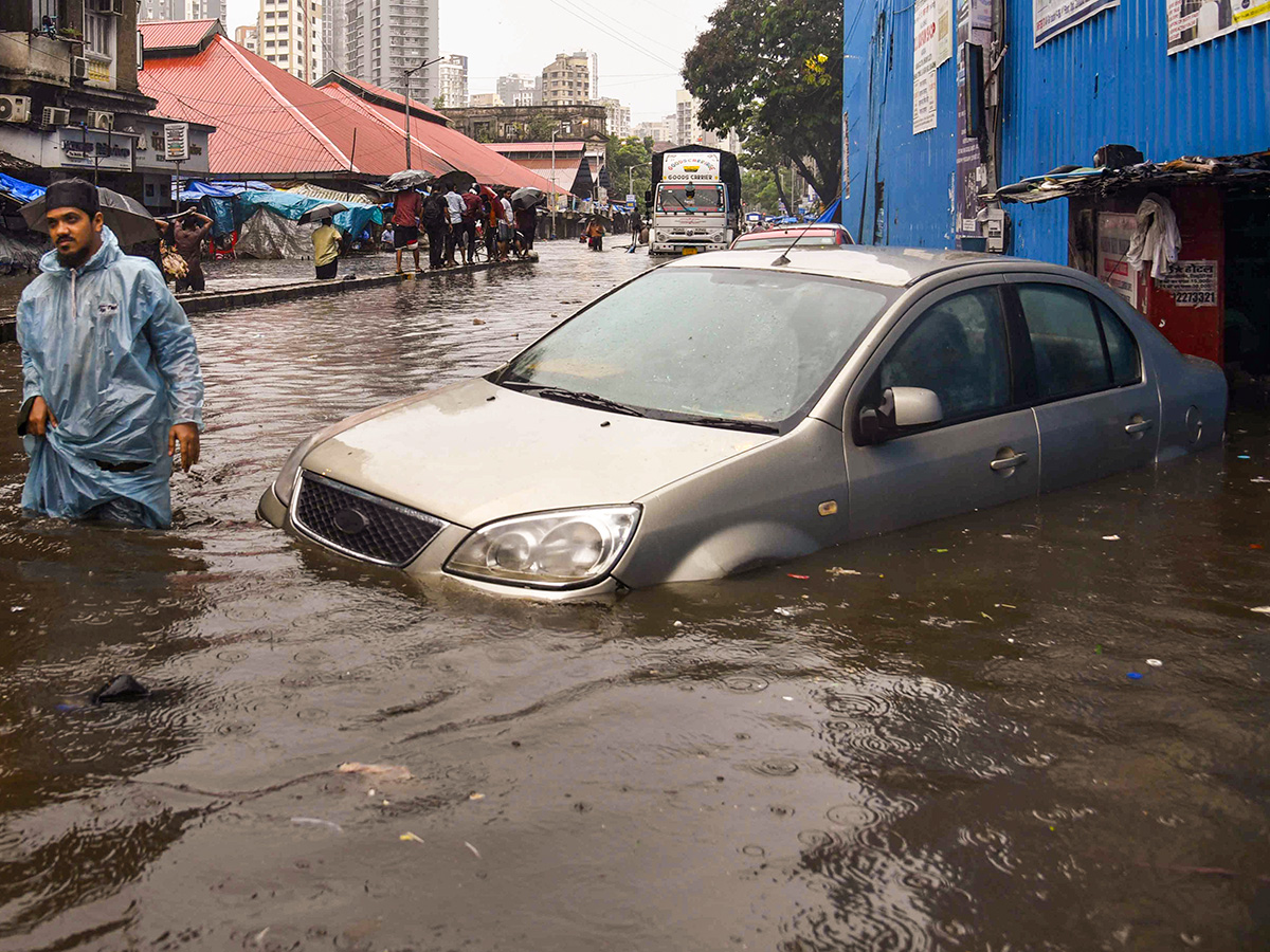 ముంబై అతలాకుతలం.. నీటిలో మహా నగరం (ఫొటోలు) | Severe Waterlogging On ...