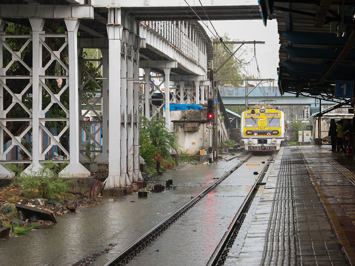 ముంబై అతలాకుతలం.. నీటిలో మహా నగరం (ఫొటోలు) | Severe Waterlogging On ...