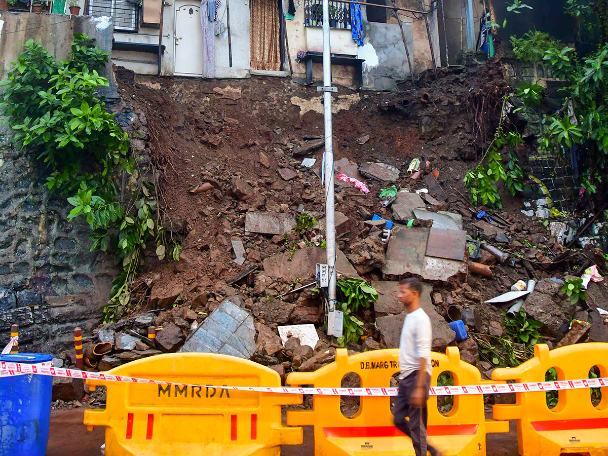 ముంబై అతలాకుతలం.. నీటిలో మహా నగరం (ఫొటోలు) | Severe Waterlogging On ...