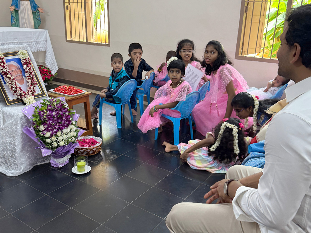 వైఎస్ రాజారెడ్డి శత జయంతి.. దివ్యాంగ చిన్నారులతో వైఎస్‌ జగన్ (ఫొటోలు ...