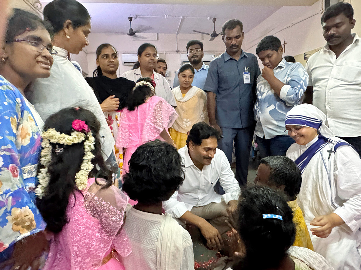 వైఎస్ రాజారెడ్డి శత జయంతి.. దివ్యాంగ చిన్నారులతో వైఎస్‌ జగన్ (ఫొటోలు ...