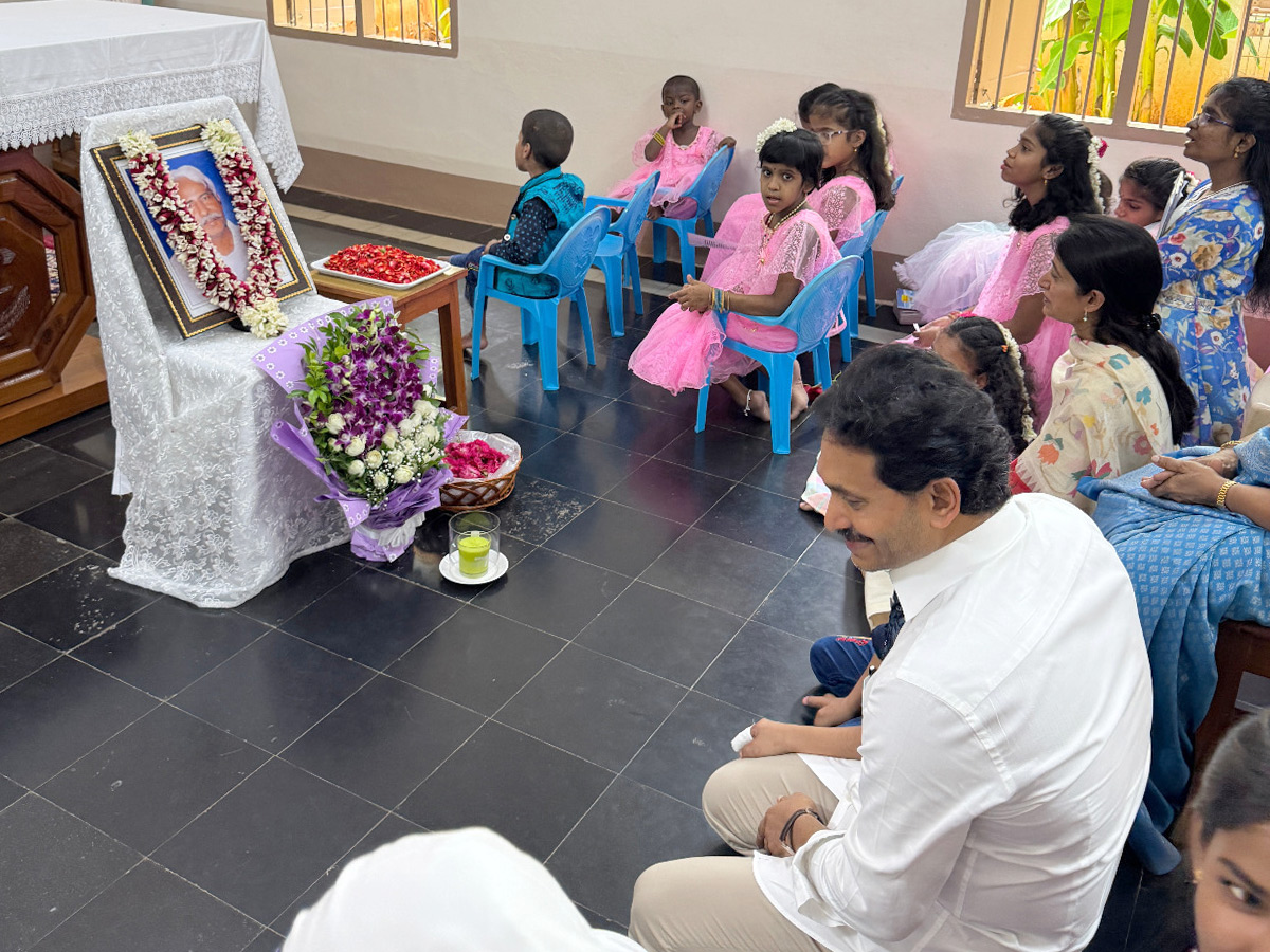 వైఎస్ రాజారెడ్డి శత జయంతి.. దివ్యాంగ చిన్నారులతో వైఎస్‌ జగన్ (ఫొటోలు ...