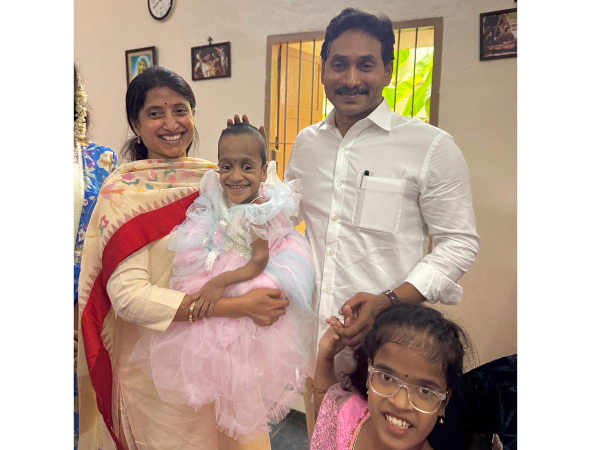 వైఎస్ రాజారెడ్డి శత జయంతి.. దివ్యాంగ చిన్నారులతో వైఎస్‌ జగన్ (ఫొటోలు ...