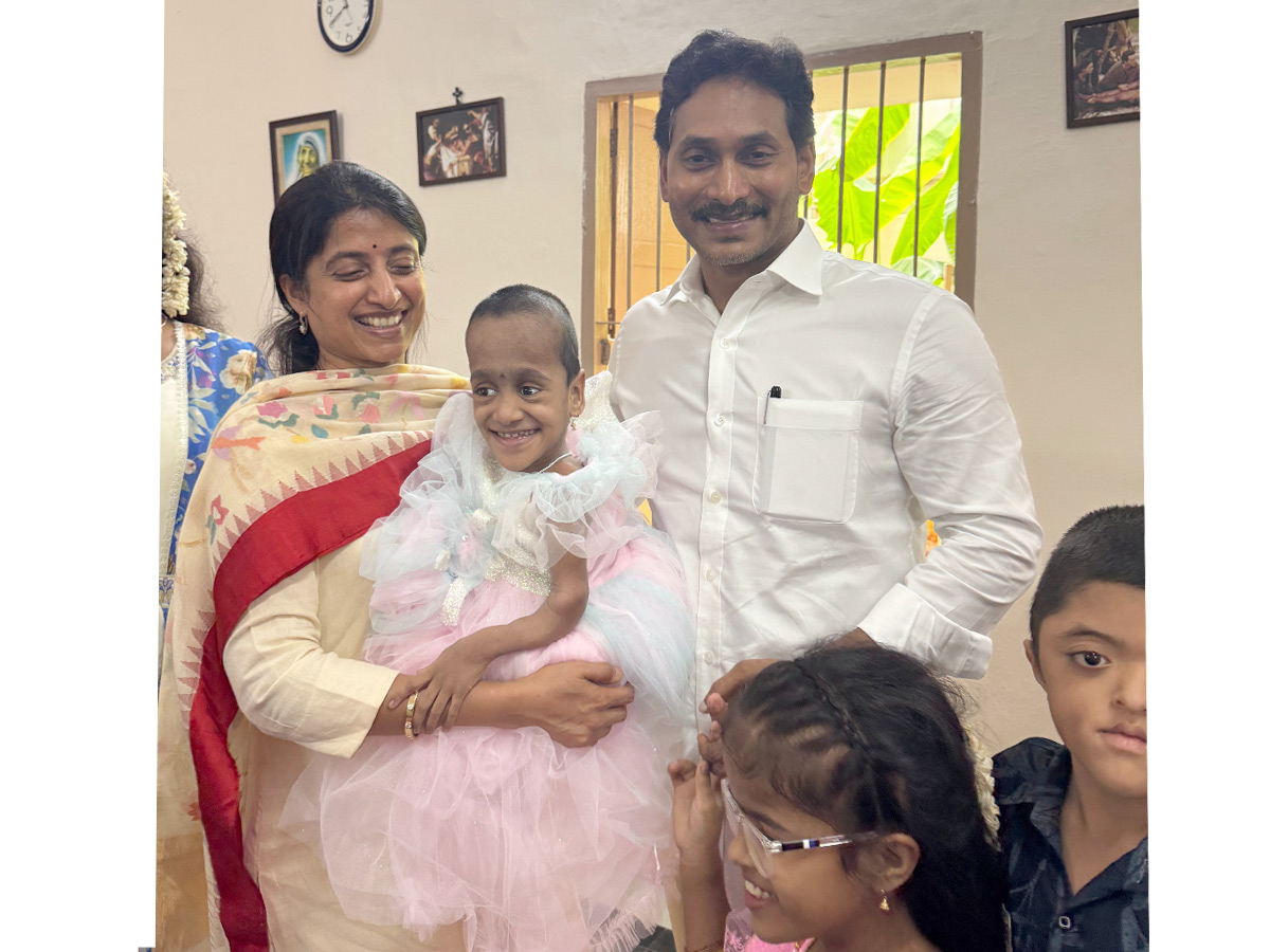 వైఎస్ రాజారెడ్డి శత జయంతి.. దివ్యాంగ చిన్నారులతో వైఎస్‌ జగన్ (ఫొటోలు ...