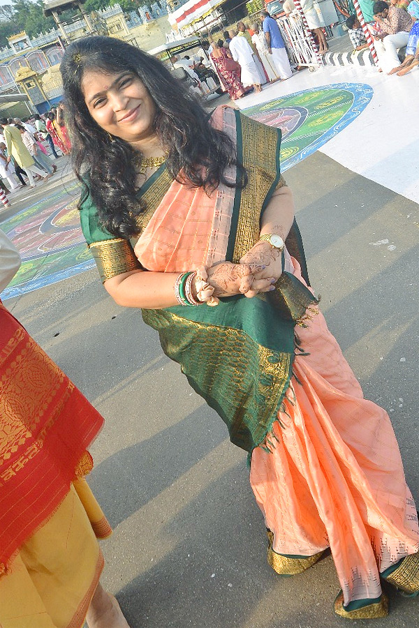 కుటుంబ సభ్యులతో తిరుమల శ్రీవారి సేవలో ప్రముఖ సింగర్‌ ఉష (ఫొటోలు ...