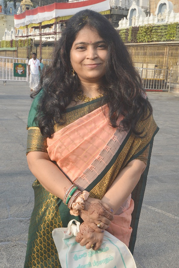 కుటుంబ సభ్యులతో తిరుమల శ్రీవారి సేవలో ప్రముఖ సింగర్‌ ఉష (ఫొటోలు ...