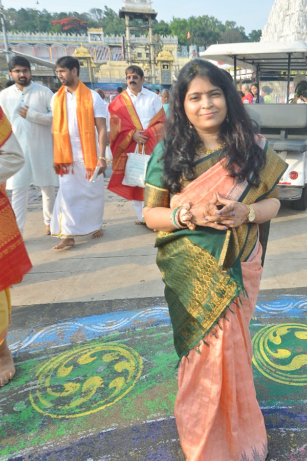 కుటుంబ సభ్యులతో తిరుమల శ్రీవారి సేవలో ప్రముఖ సింగర్‌ ఉష (ఫొటోలు ...