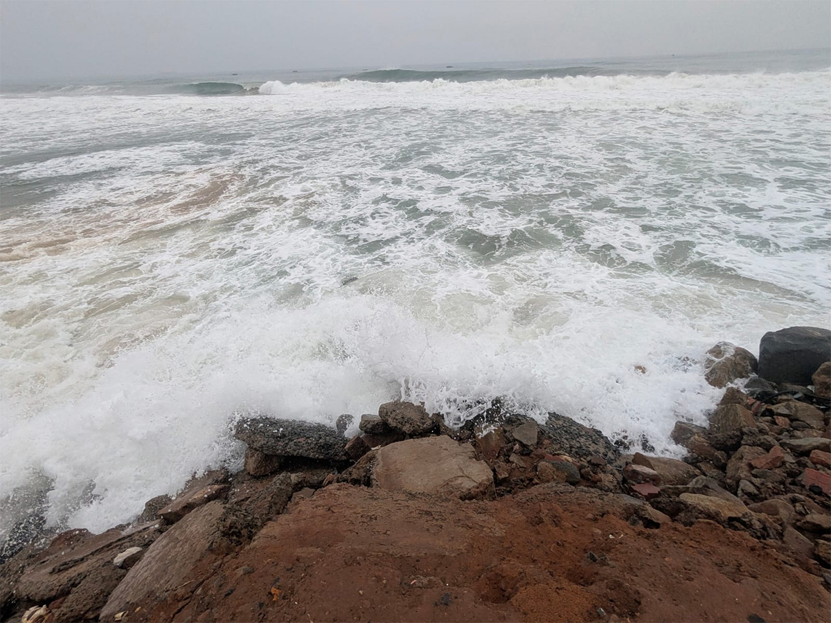 విశాఖపట్నం : సంద్రం.. కల్లోలం (ఫొటోలు) | Heavy Rainfall In ...
