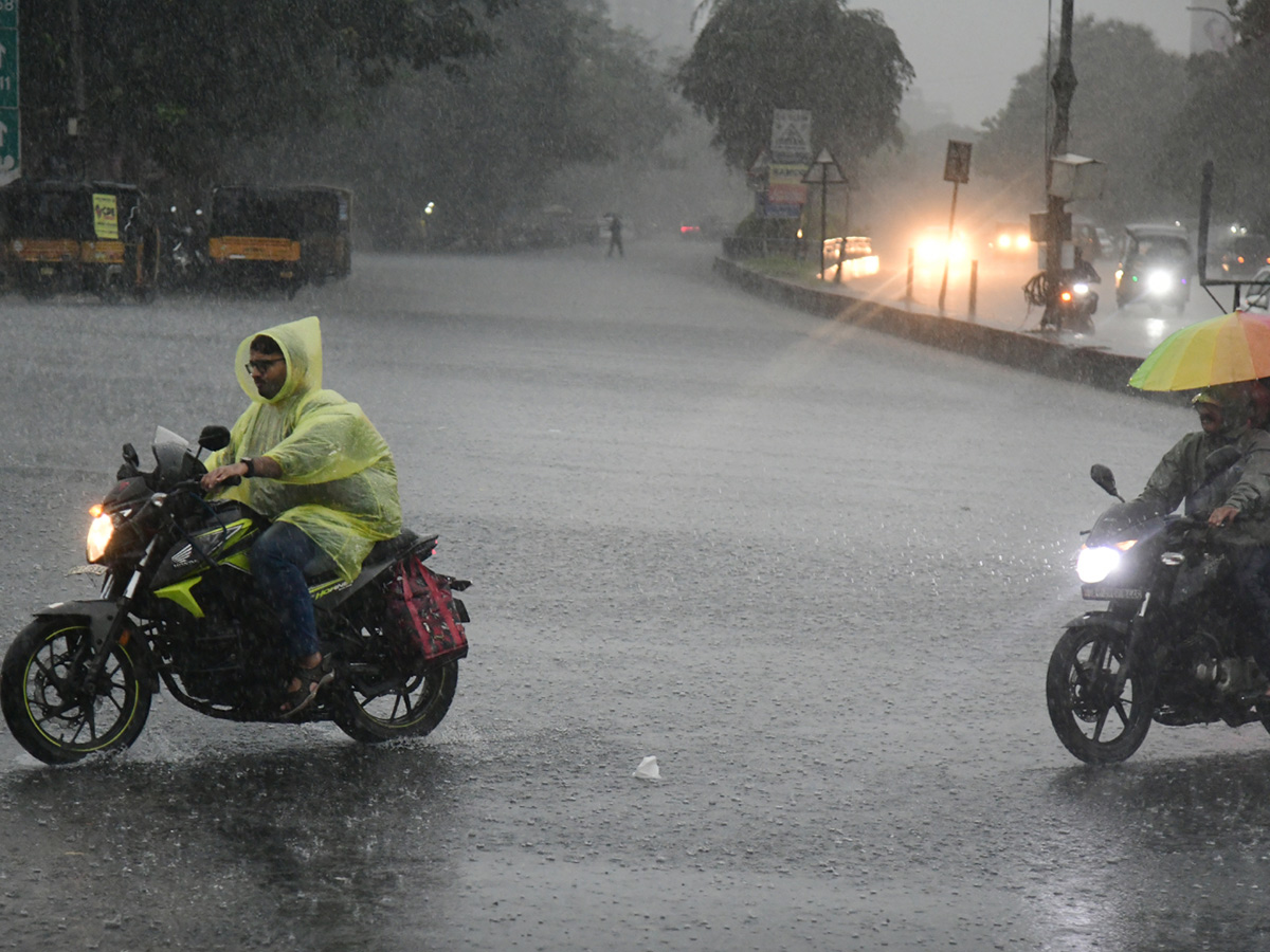 విశాఖ, విజయవాడలో దంచికొట్టిన వర్షం (ఫొటోలు) | Rain Water Logged On ...