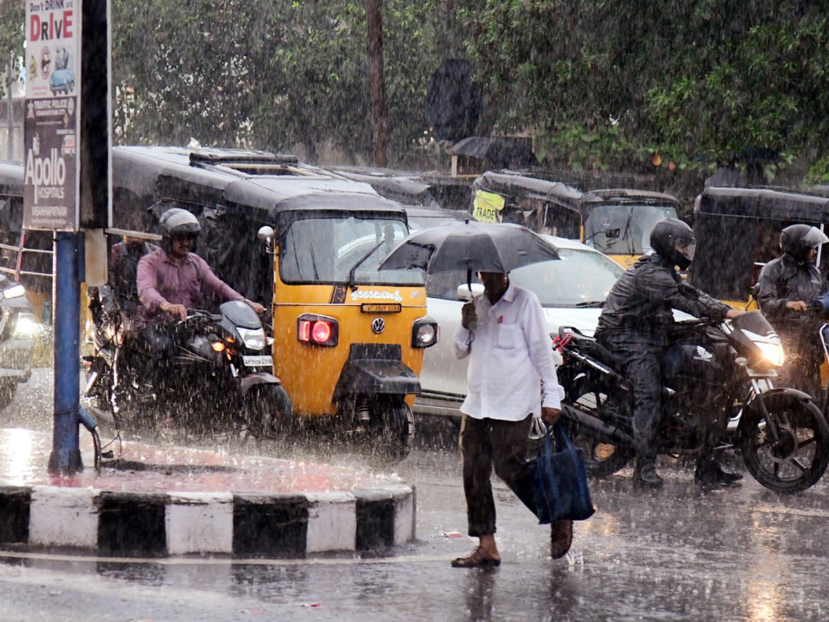 విశాఖ, విజయవాడలో దంచికొట్టిన వర్షం (ఫొటోలు) | Rain Water Logged On ...